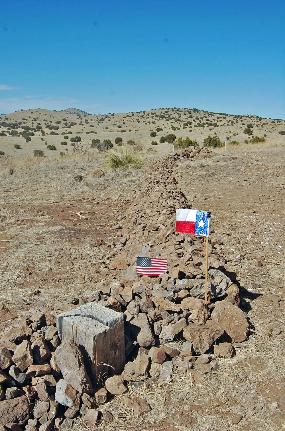 Alternative Border Wall: USA left / Texas right | Alpine, Texas